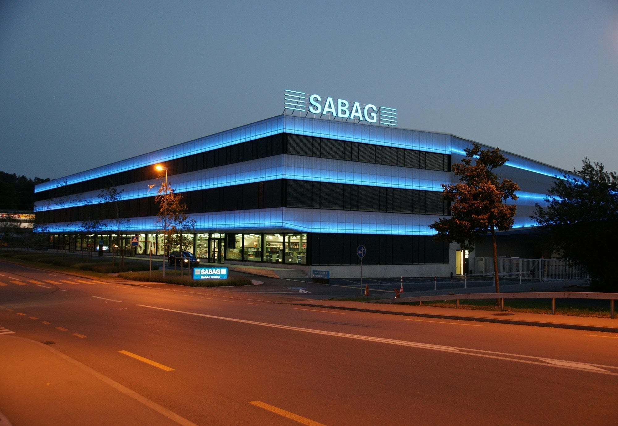 Aussenaufnahme-Nacht_Sabag-Biel-mit-Logo_DSC00095-5.1 - ceramica.info
